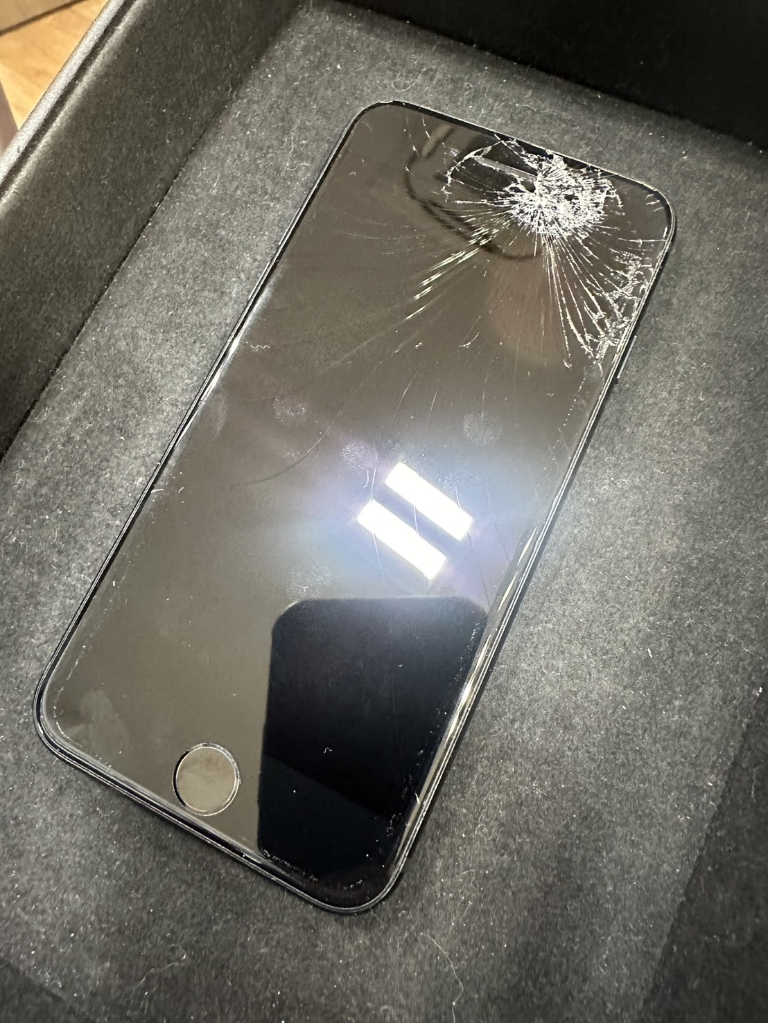 iPhoneSE3 画面交換【鈴鹿市よりご来店】 | iPhone修理・iPad修理 スマートクール イオンモール鈴鹿店